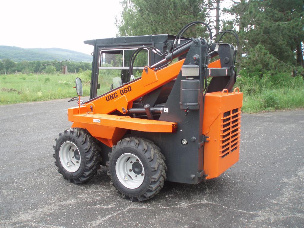 Nakladač UNC 060 po strednej oprave | Locust 752 753 853 903 1203 a UNC ...